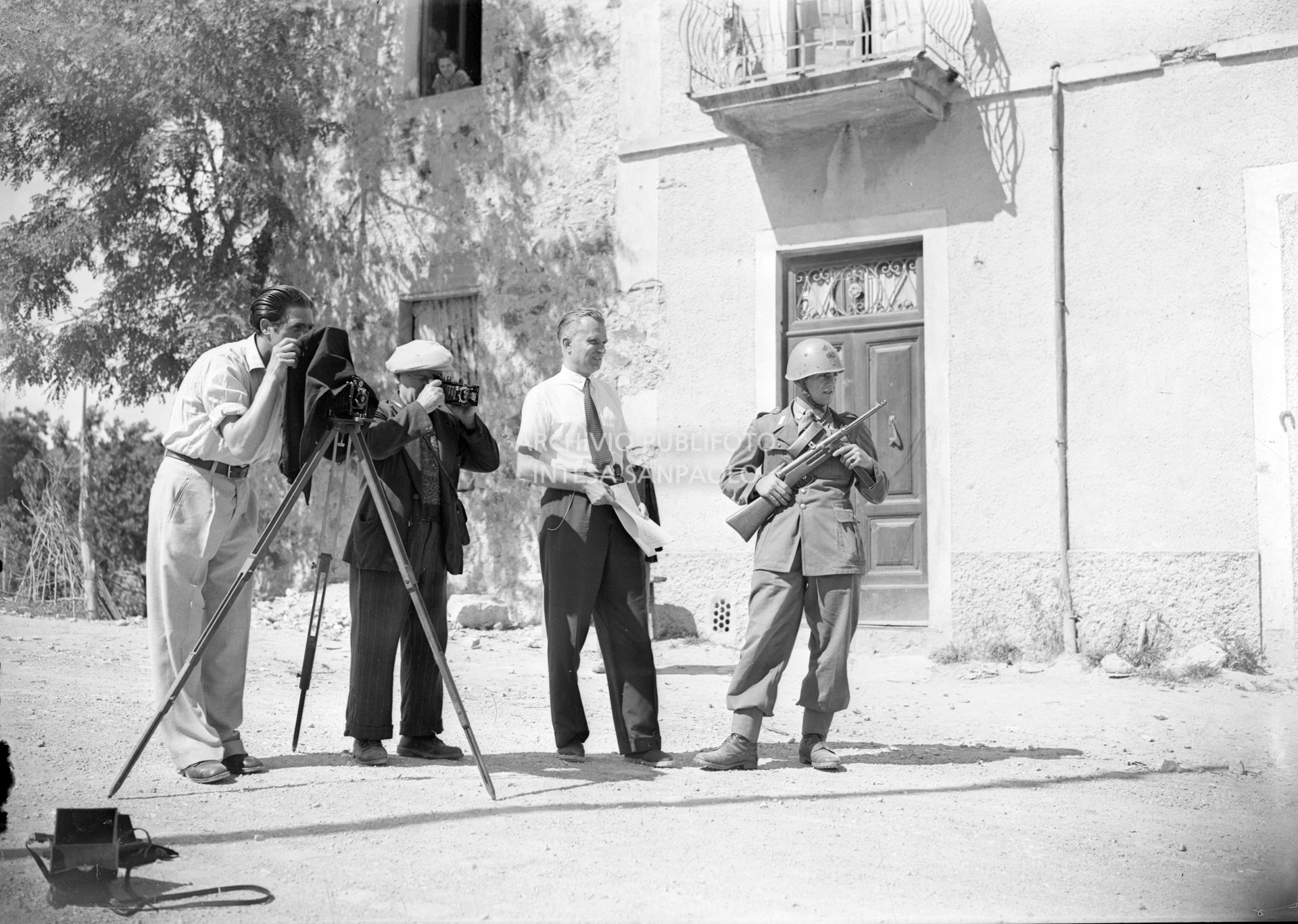 Tino Petrelli ripreso mentre lavora con la sua macchina fotografica su ...