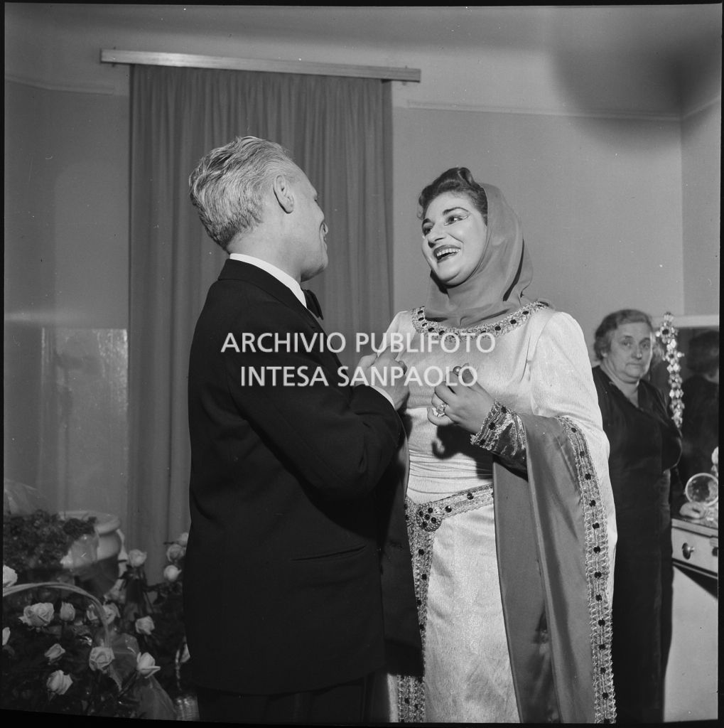 Antonio Ghiringhelli, sovrintendente del Teatro alla Scala, in camerino ...