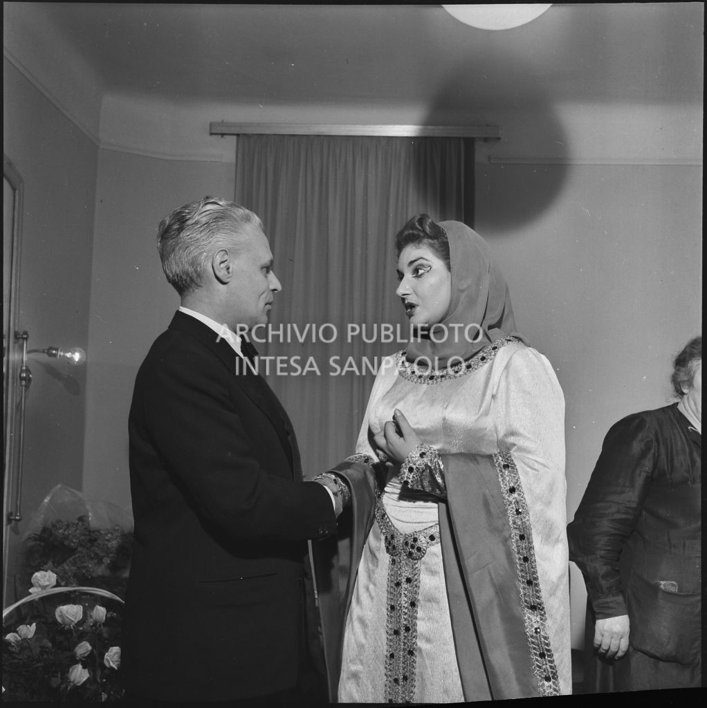 Antonio Ghiringhelli, sovrintendente del Teatro alla Scala, in camerino ...