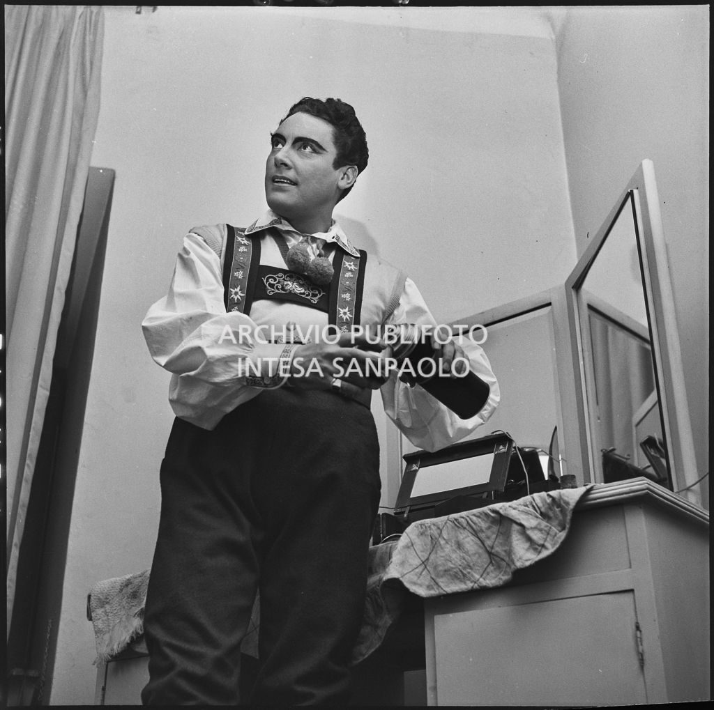 Il tenore Mario Del Monaco, in camerino, la sera dell'inaugurazione ...