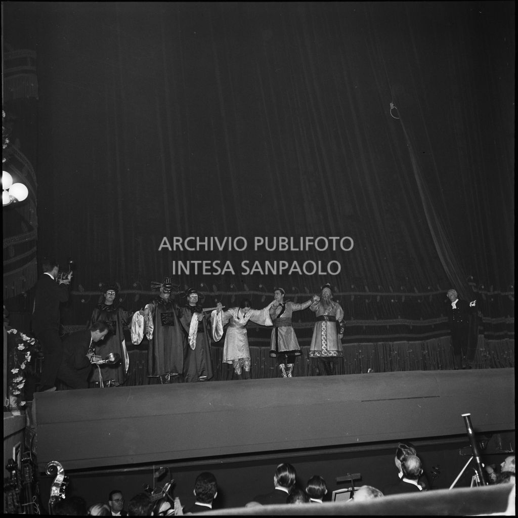 Gli artisti sul palcoscenico del Teatro alla Scala al termine dell ...