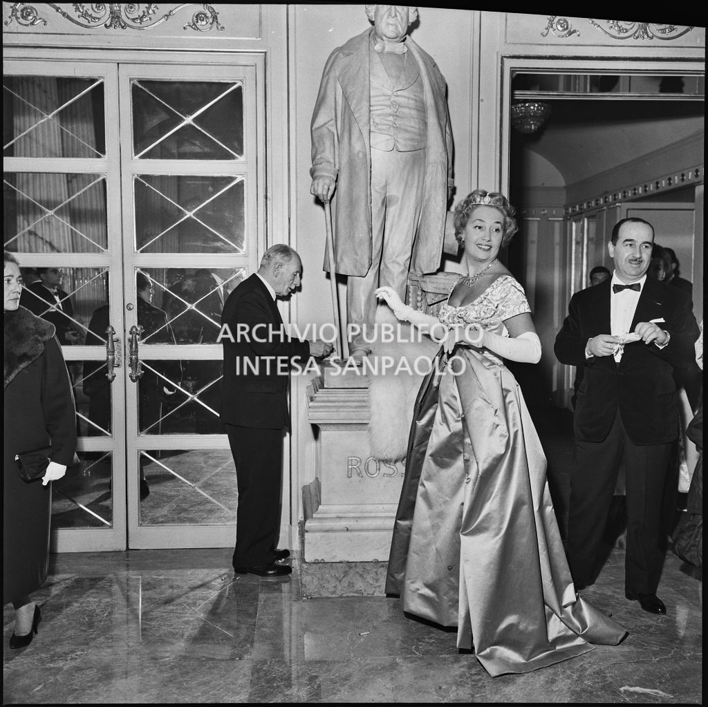 La contessa Alma Maria Lami in posa accanto alla statua di Gioacchino ...