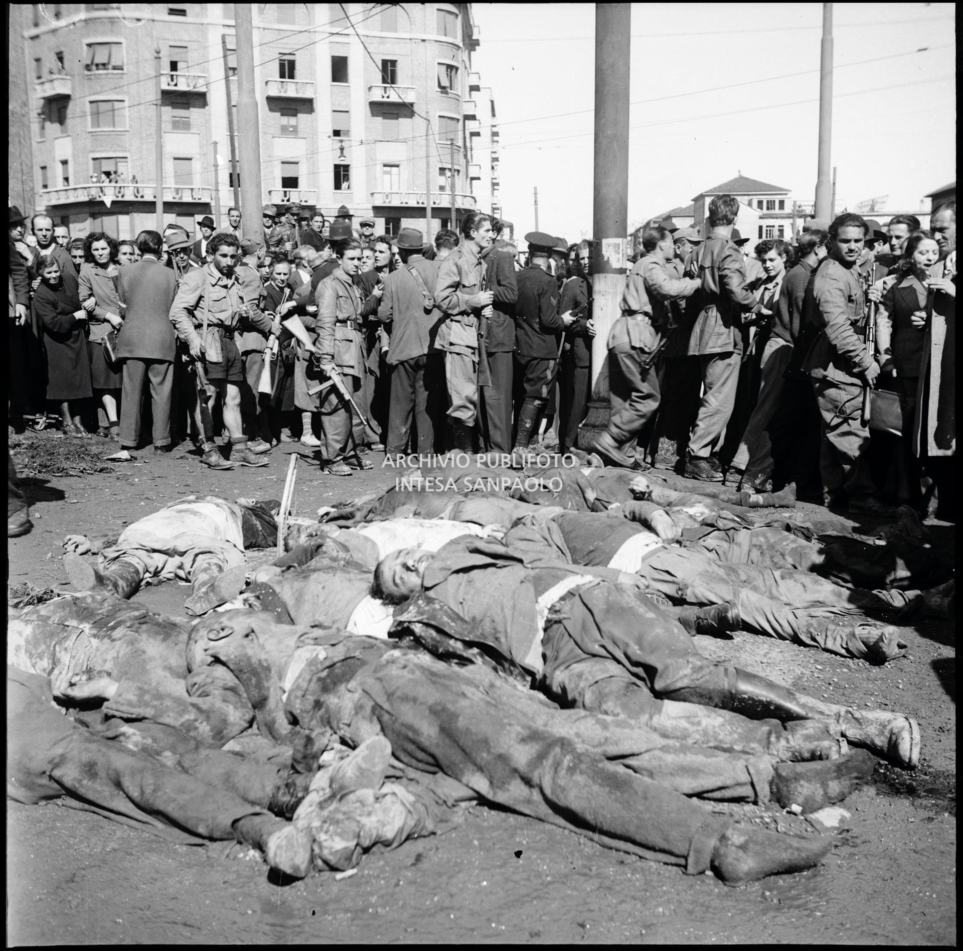 Esposizione alla folla dei cadaveri di Benito Mussolini, Clara Petacci ...